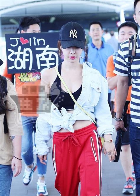 蔡依林再次機場現身，就要快掉下來了，看著很難受，網友：能不能好好穿衣服 每日頭條