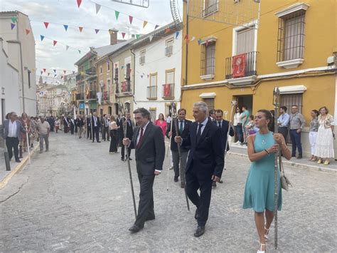 El Santísimo de Miragenil procesiona siendo su hermano mayor Rafael Cejas Puente Genil OK