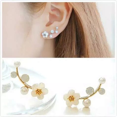 Anting Bunga Sakura Aksen Mutiara Warna Gold Model Tusuk Korea Fesyen