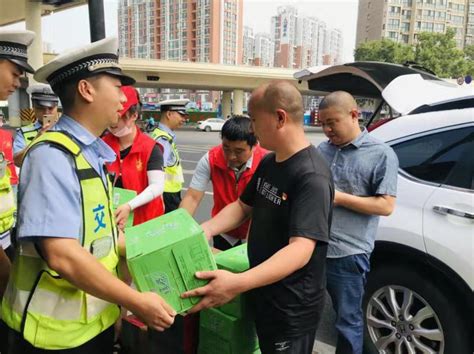 南阳路街道郑纺机社区：西瓜冷饮，为交警送去夏日清凉 大河新闻