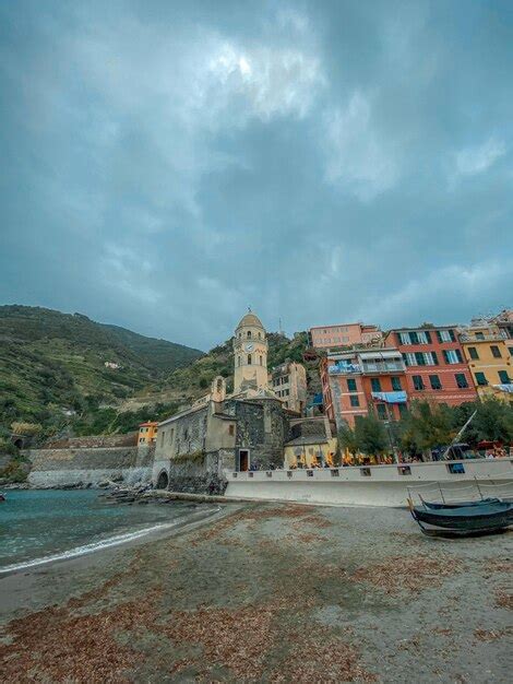 Edificios En La Costa Del Mar Con Un Barco Foto Premium