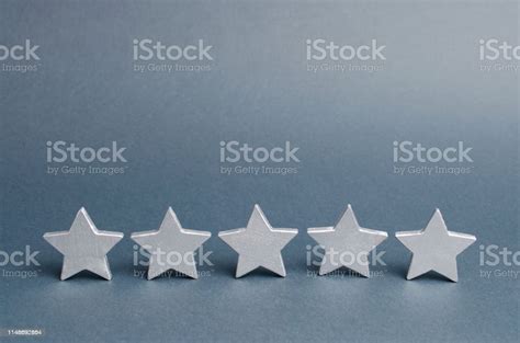 회색 배경에 별 다섯 개 비즈니스의 성공 평가 및 평가의 개념 호텔 레스토랑 모바일 응용 프로그램의 평가 품질 서비스 구매자