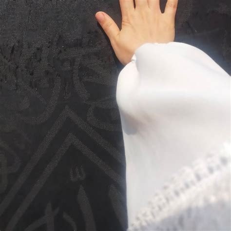 Ahmed شير بسرعة عشان يتقبض عليه الولد الي في الصورة اسمه مصطفى من