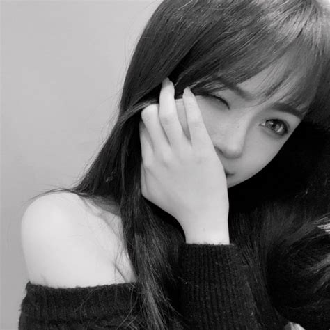 「你會介意看到伴侶過去感情中留下的痕跡嗎？」 會，明知道是往事 但我還是非常介意 雖然介意 但也慶幸自己知道了這些過往 這樣我就可以心安理得的