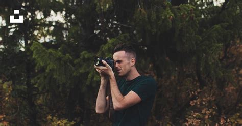 Hombre Capturando Fotos Con Una Cámara Dslr Foto Imagen De Cañón De