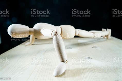 나무 더미 운동 체육관 개념 나무 예술 Mennequin로 만든 인형 나무 인형 0명에 대한 스톡 사진 및 기타 이미지 0명