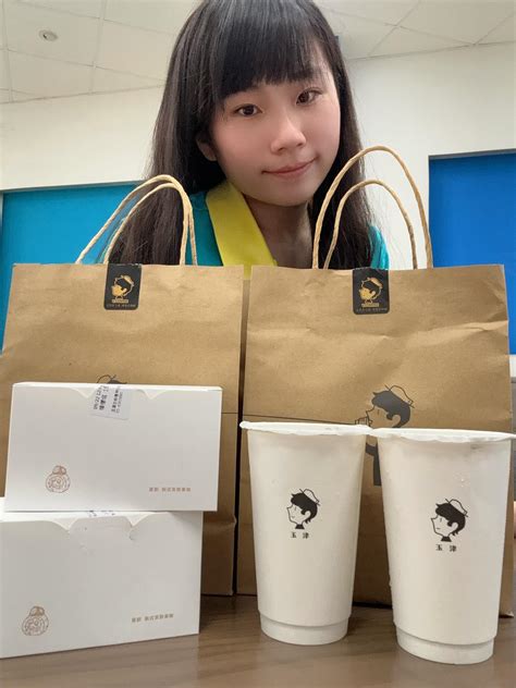 補922 在討論要喝什麼飲料時 店要不要喝玉津 我好啊 店請你吃一個蛋糕非常開心又雀躍只差沒有旋轉 也請另一位同仁一個卡比
