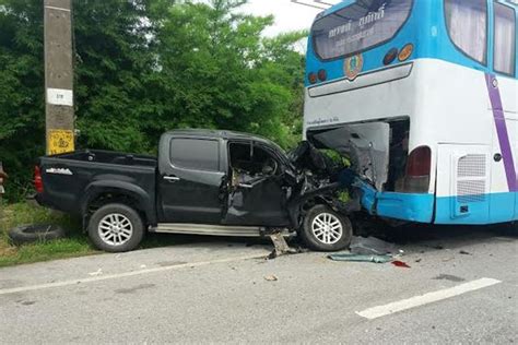 Photo Gallery สาวใหญ่ขับรถกระบะชนท้ายรถทัวร์รับนักท่องเที่ยวจีน ตัวเองดับ