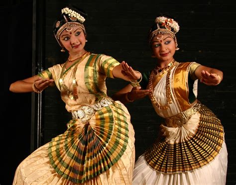 Mohiniyattam Group Dance