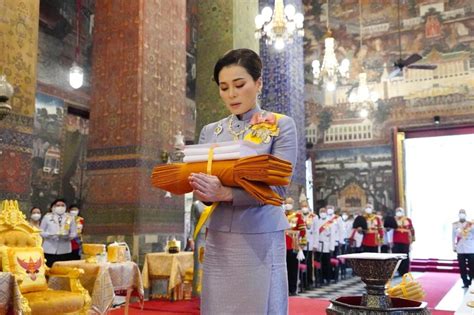 พระราชินี เสด็จแทนพระองค์ ทรงบำเพ็ญพระราชกุศลถวายผ้าพระกฐินวัดโสมนัส