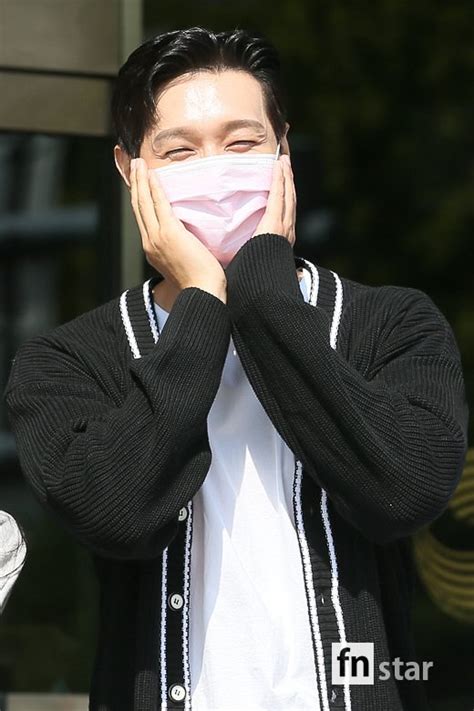 포토 지현우 수줍은 핑크 꽃받침 헉스