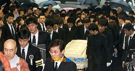 포토엔 새찬 빗줄기 속 화장장으로 향하는 故 박용하 운구