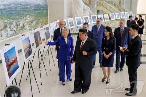 사진으로 보는 김정은 국무위원장 행보 러시아 문화상과 전시·공연 관람하는 김정은…주애 동행 Zum 뉴스