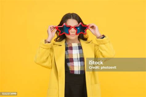 인기있는 여학생 카니발 의상 유명한 유명 인사 록스타 시원한 아이 스타 모양의 선글라스 스타 컨셉 명성과 인기 파티 휴일 축하