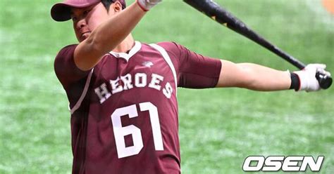 사진 장재영시원한 스윙 조선비즈