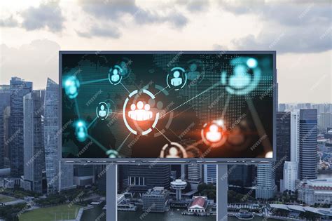 싱가포르 동남 아시아의 일몰 파노라마 도시 풍경 위에 소셜 미디어 아이콘의 세계 행성 지구 지도 홀로그램 사람 연결의 개념 프리미엄 사진