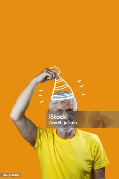 노란 배경에 수염과 모자를 쓴 쾌활한 회색 머리 남자의 초상화 감독에 대한 스톡 사진 및 기타 이미지 감독 남자 남자 사업가 Istock