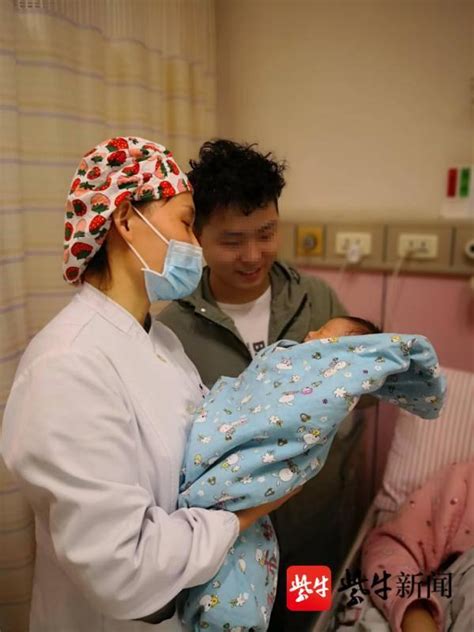 產婦臍帶脫垂胎兒危在旦夕，醫生全程上演最美托舉 每日頭條