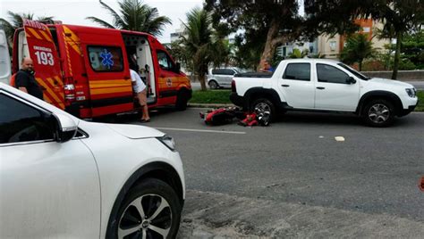 Motociclista Sofre Fratura Na Perna Ao Colidir Na Traseira De Carro