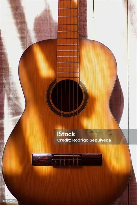 다양한 빛과 그림자가 있는 흰색 나무에 어쿠스틱 기타의 몸체 뮤지션 미술 콘서트 밴드 표지 엽서 등 0명에 대한 스톡 사진 및 기타 이미지 Istock