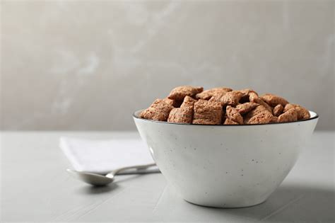 가벼운 테이블에 그릇과 숟가락에 달콤한 바삭바삭한 옥수수 패드 아침식사 시리얼에 대한 스톡 사진 및 기타 이미지 아침식사