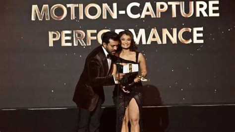 Ram Charan Blushes As Anjali Bhimani Fan Girls Over Him At Hca Awards