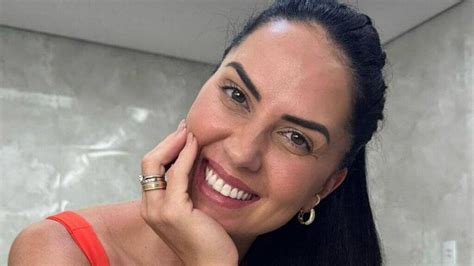 Graciele Lacerda mostra antes e depois de se arrumar para show de Zezé Transformação de