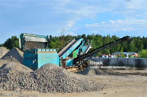 콘크리트 재활용 파쇄 기 현대 건축 기술 콘크리트 가공 분쇄기 및 처리 아스팔트 콘크리트 돌 및 철근 분쇄기 채석장에 대한 스톡 사진 및 기타 이미지 Istock