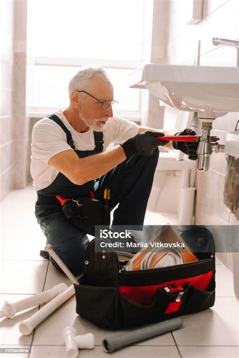 욕실에 조정 가능한 렌치를 사용하여 싱크대를 설치하는 수석 배관공 65 69세에 대한 스톡 사진 및 기타 이미지 65 69세 가정 생활 개수대 Istock