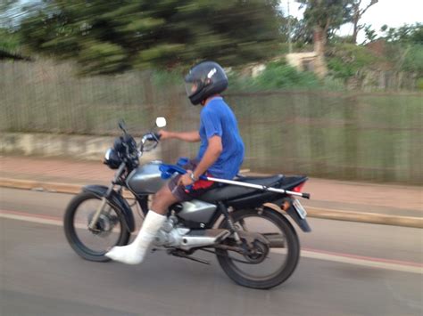 G1 Homem se arrisca ao conduzir moto perna engessada no Acre notícias em Acre