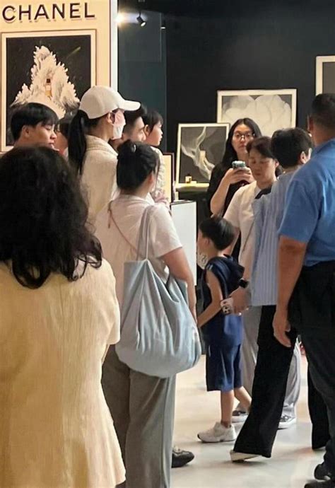奚梦瑶全家现身泰国，何猷君怀抱女儿超有爱，儿子学网球皮肤晒黑
