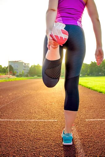 조깅하기 전에 워밍업하는 알아볼 수없는 여자 외부 훈련 30 39세에 대한 스톡 사진 및 기타 이미지 30 39세 건강한