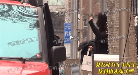 黄轩和女友逛街购物 大方牵手十指紧扣甜度超标 搜狐大视野 搜狐新闻