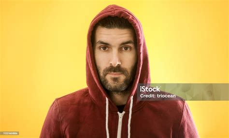 노란 배경에 대 한 빨간 까마귀에 잘생긴 수염 남자의 초상화 30 39세에 대한 스톡 사진 및 기타 이미지 30 39세