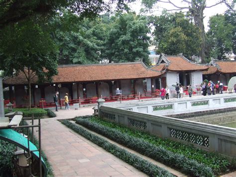 A La Rencontre De Lilou Le Temple De La Littérature à Hanoi