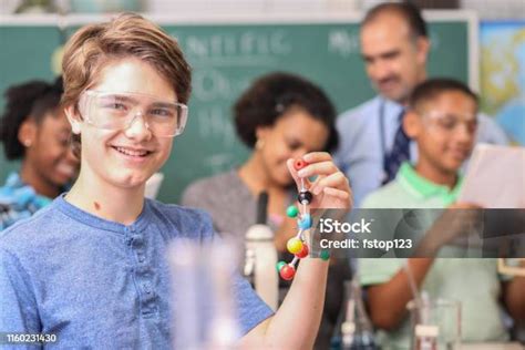 고등학생은 교실에서 과학 실험을 합니다 Dna에 대한 스톡 사진 및 기타 이미지 Dna Stem 주제 검사 보기 Istock