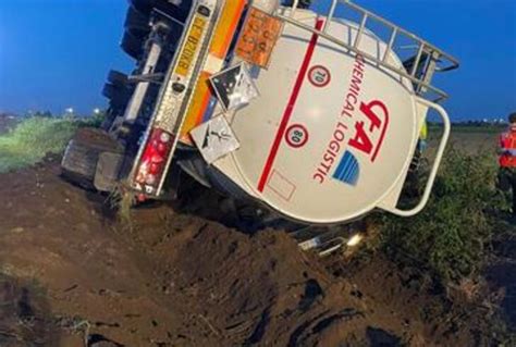 Camion Si Ribalta E Schiaccia Un Automobile Morto Il Guidatore