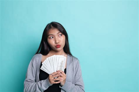 돈 지폐의 무리를 보여주는 젊은 아시아 여자의 초상화입니다 20 29세에 대한 스톡 사진 및 기타 이미지 20 29세