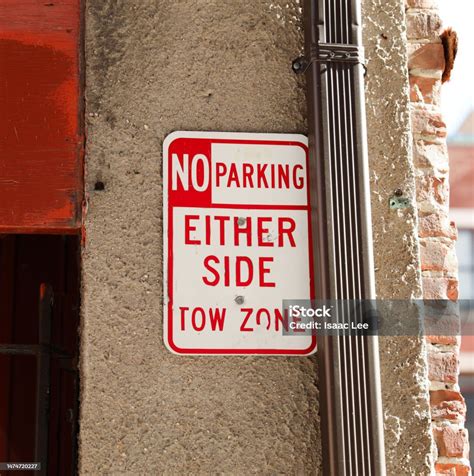 교통 규제에 대한 차량 규정이 있는 도로 교통 설계의 안전을 상징하는 제한 및 위반 및 경고 표지판을 보여주는 주차 표지판이 없는 표지판 0명에 대한 스톡 사진 및 기타