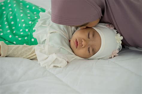 아시아 무슬림 아기 소녀 착용 Hijab 자고 에 침대 와 어머니 과 여동생 20 24세에 대한 스톡 사진 및 기타 이미지