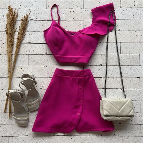 CONJUNTO CROPPED MANGA BABADOS E SHORT SAIA BOTÕES PINK Dondoca Moda Feminina
