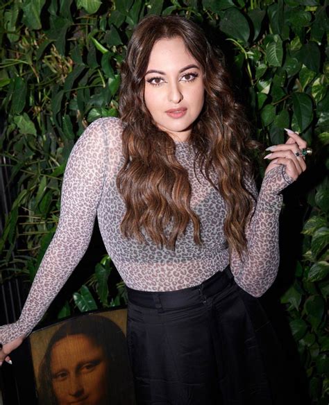 Pin By Gino On ️sonakshi Sinha ️ Indian Actress Photos Arabian