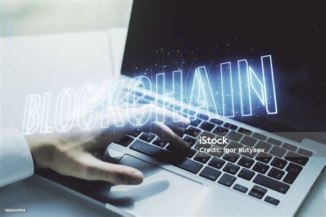 창의적인 추상적인 블록체인 기술 스케치와 배경 미래 기술 및 블록체인 개념에 컴퓨터 키보드에 타이핑하는 손 이중 노출 개념에 대한 스톡 사진 및 기타 이미지 Istock