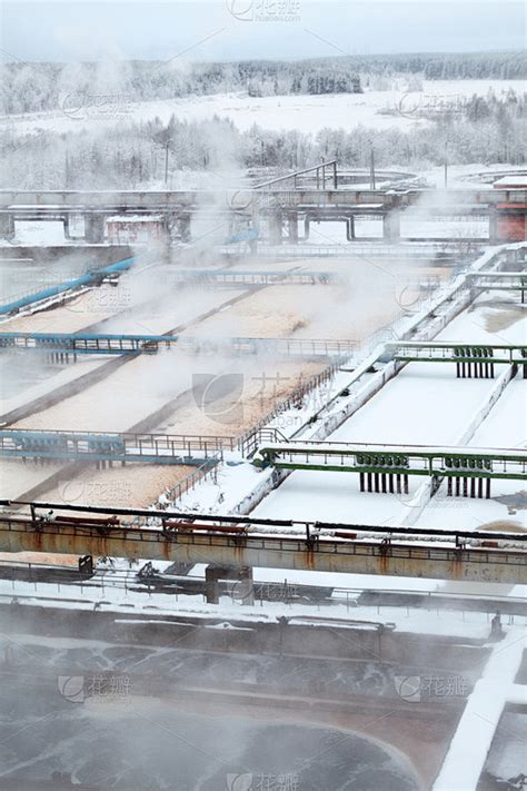 工业冬天污水处理厂风景垂直画幅水雪无人巨大的纯净