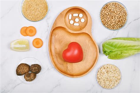 신선한 과일과 채소 건강한 식단 비타민 및 미네랄 보충제를 함유한 심장 모델 및 비타민 영양 약 영양 식품은 건강을 위한 처방으로 섭취합니다 감귤류 과일에 대한 스톡 사진