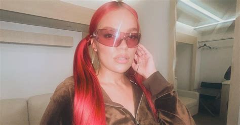 Karol G Sorprende A Sus Fans Con Foto Haciendo Pipí