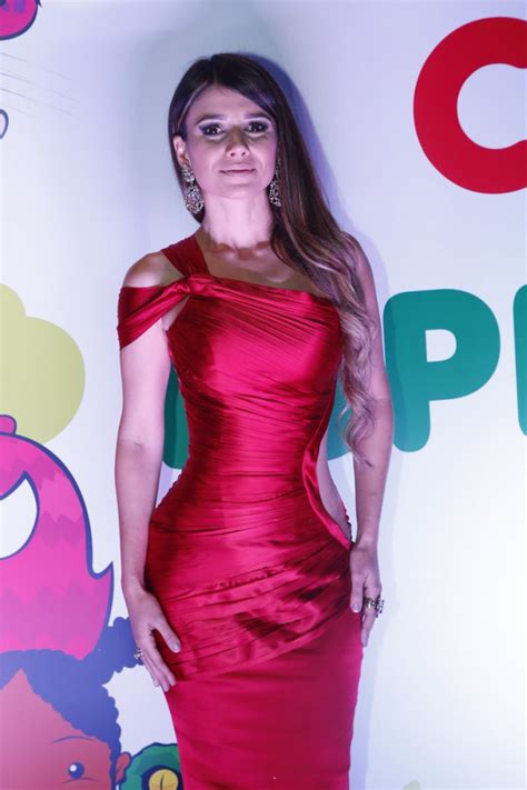 Supostamente Sem Calcinha Curvas De Paula Fernandes Roubam A Cena