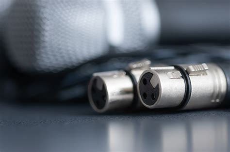 연결 전선 및 마이크 Perfomanceselective 초점에 대 한 Backgroundprofessional 음악 장비에 흐리게 하는 Frontsound에서