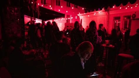 Руската полиция нахлу в нощни клубове в Москва в операция срещу „ЛГБТК пропагандата“ Новини бг