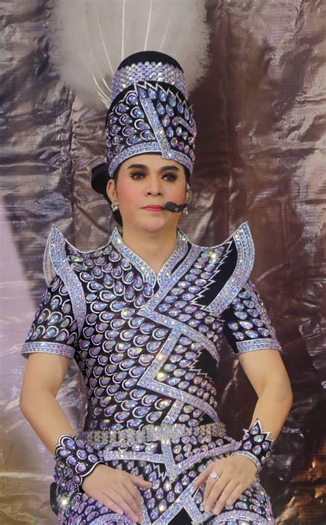 ศิลปินรับเชิญ เอกรัก เจริญรัตน์ คณะนพรัตน์ ไม้หอม แฟนเพจ Facebook